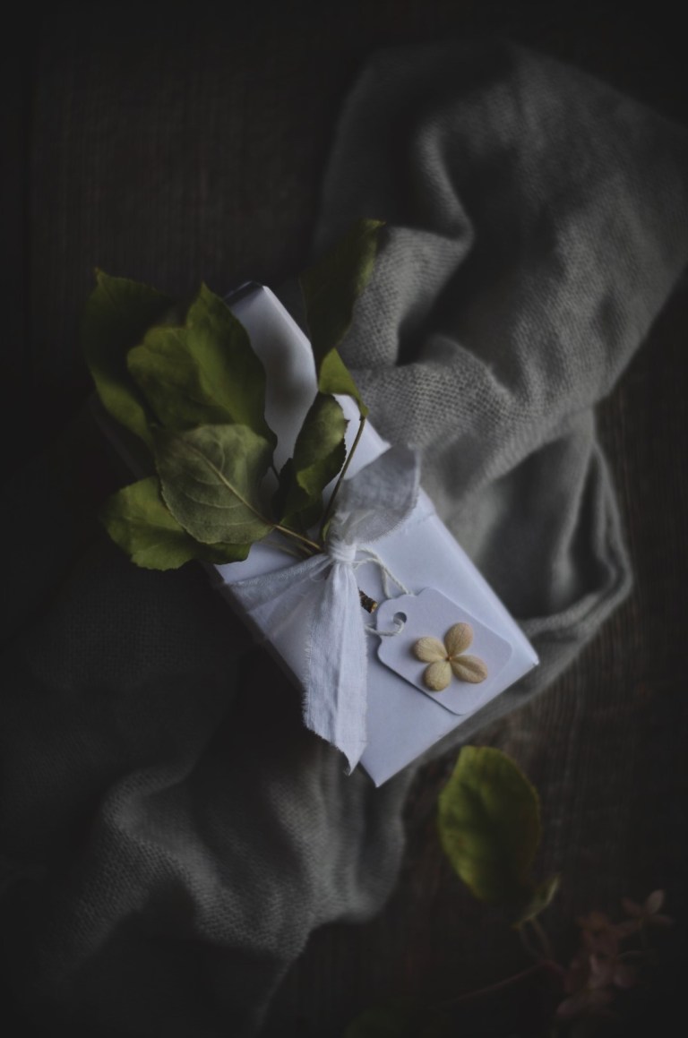 autumn gift wrapping inspiration – conifères & feuillus